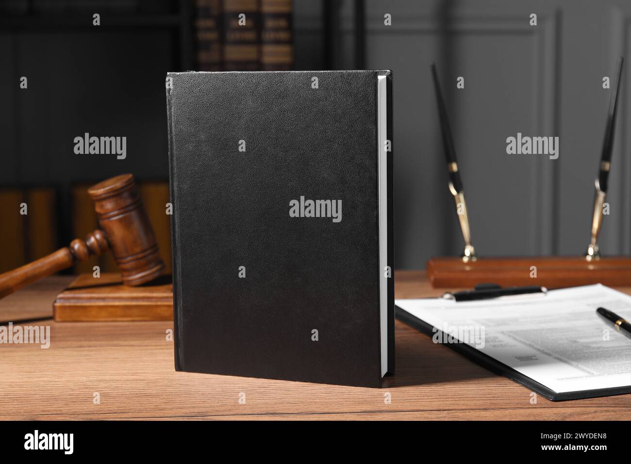 Table form system hi-res stock photography and images - Alamy