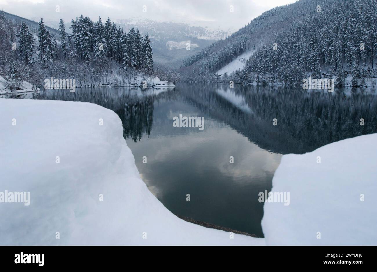 Snow, Barrendiola reservoir, Sierra de Aitzkorri in winter. Guipúzcoa ...