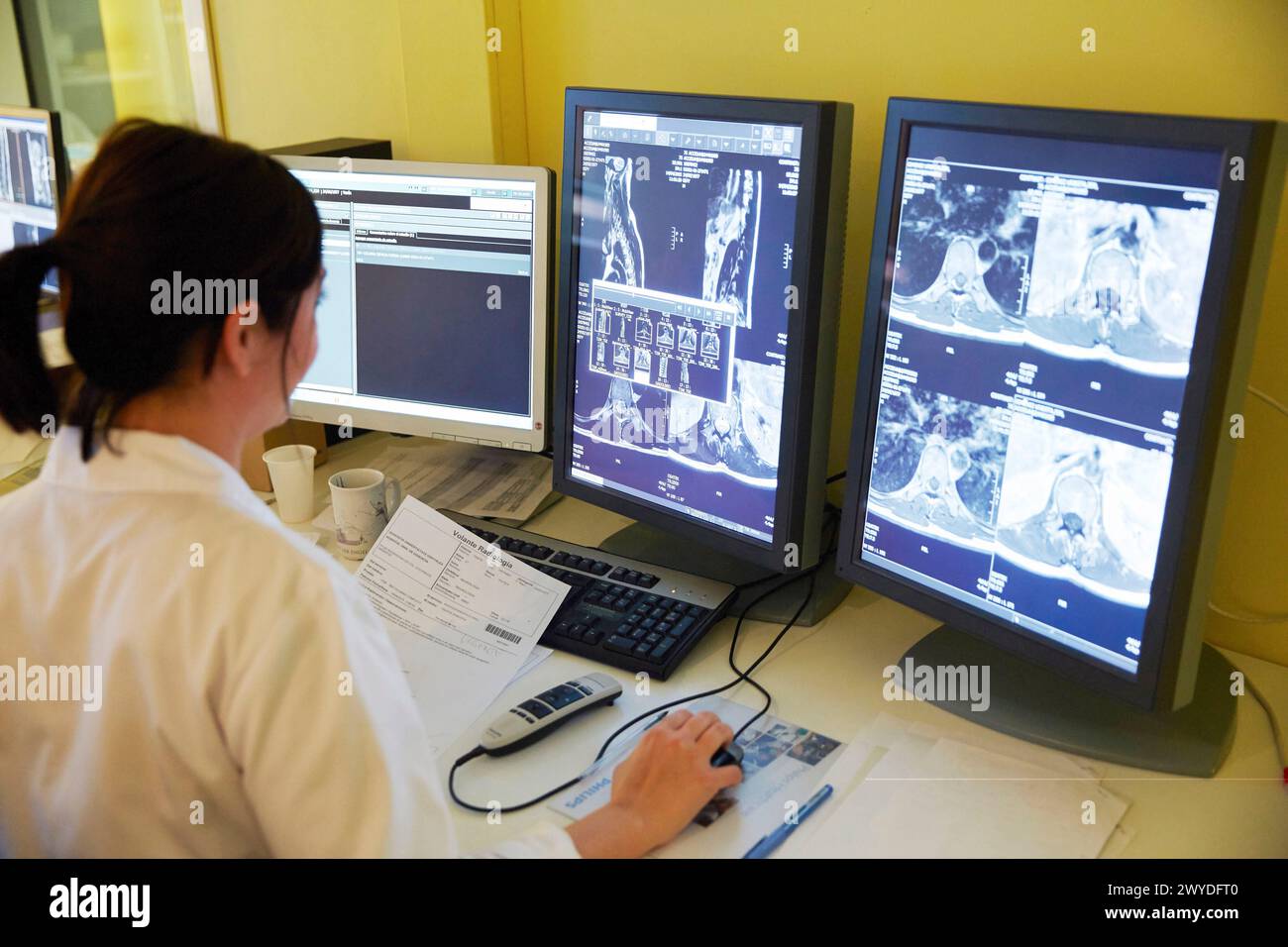 MRI scan, NMR (Nuclear Magnetic Resonance), medical imaging for ...