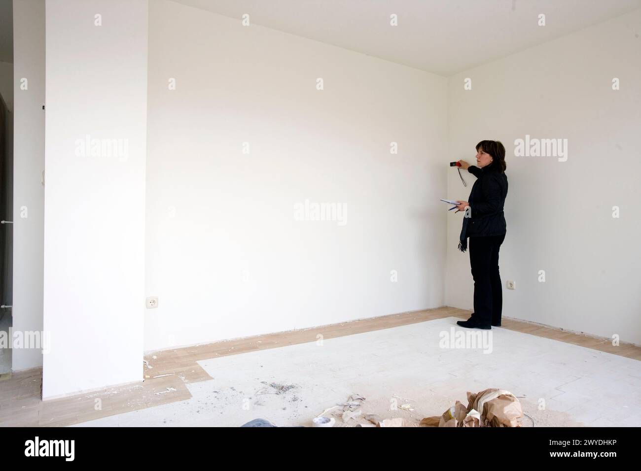 Measuring walls in room women hi-res stock photography and images - Alamy