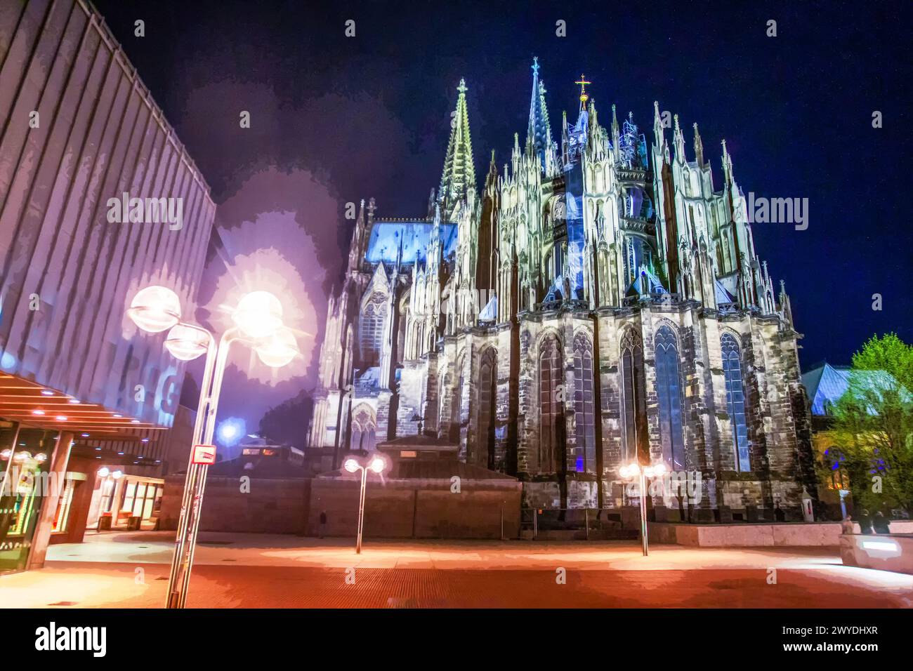 Great medieval landmark Cologne Cathedral in night (viem from another ...