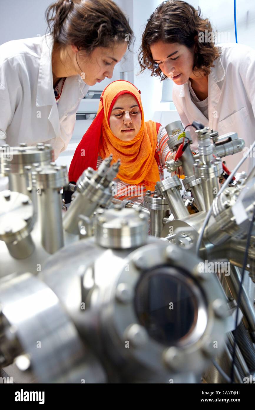 Scanning tunneling microscope (STM) in ultra-high vacuum (UHV), Nanophysics laboratory ...