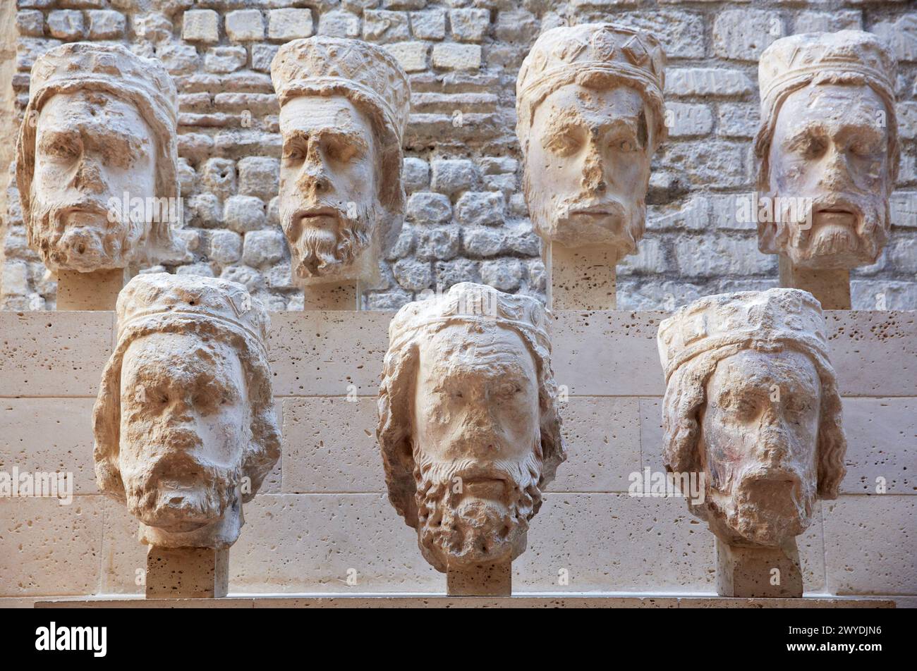 Têtes de rois. Paris vers 1220. Paris, Notre-Dame, galerie des rois ...