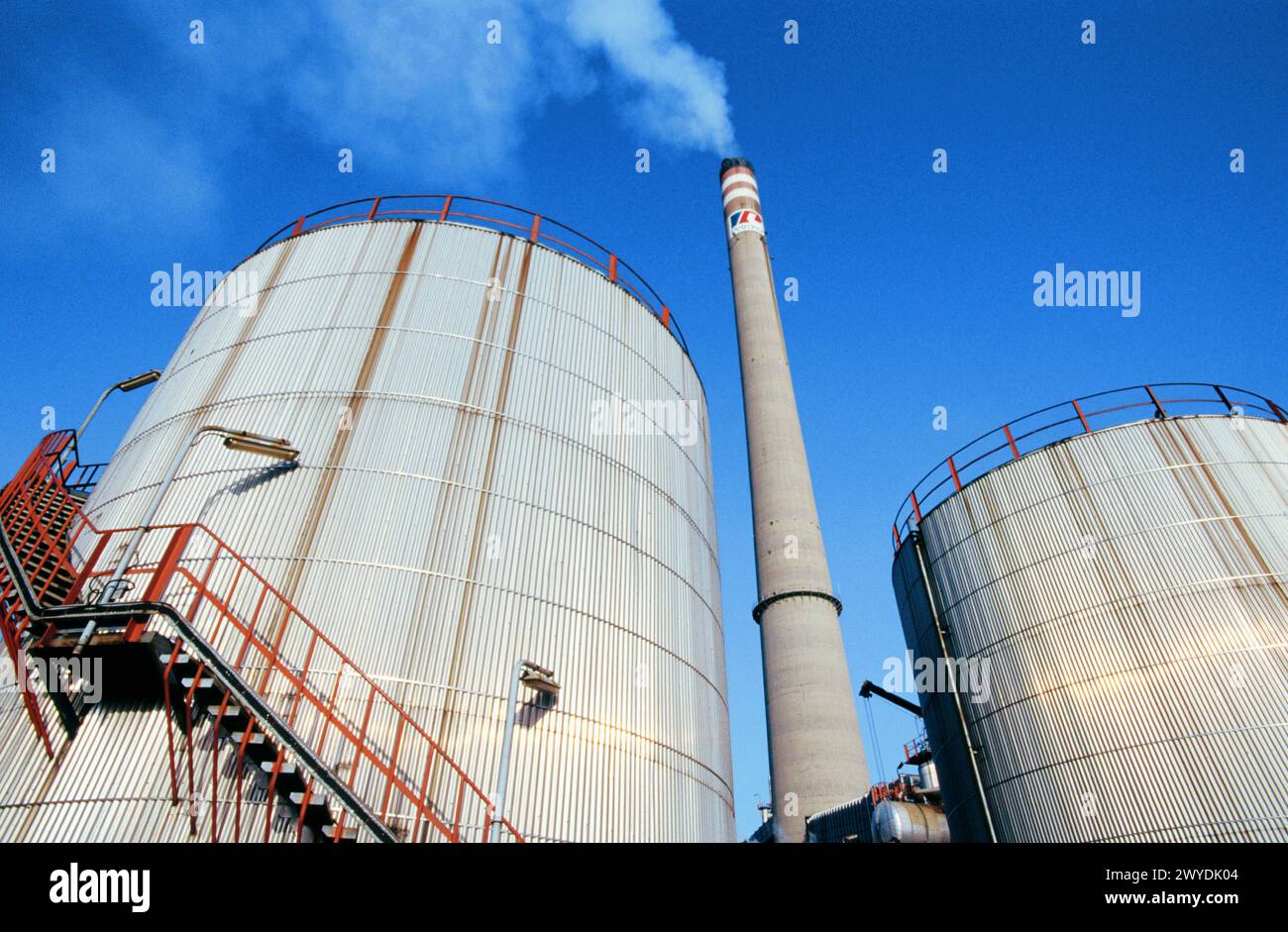 Refinery storage tanks structures hi-res stock photography and images ...