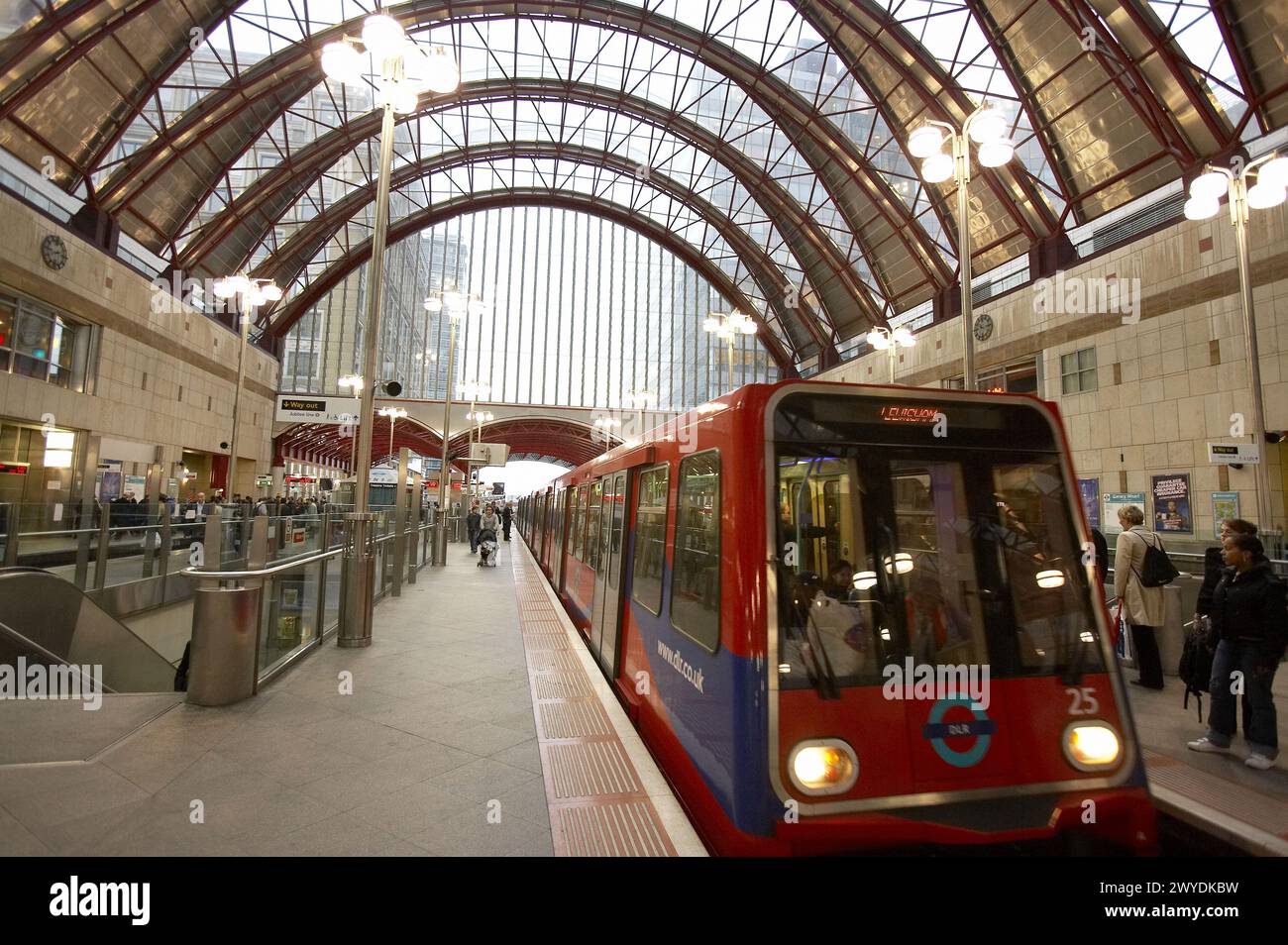 Canary wharf platforms hi-res stock photography and images - Alamy