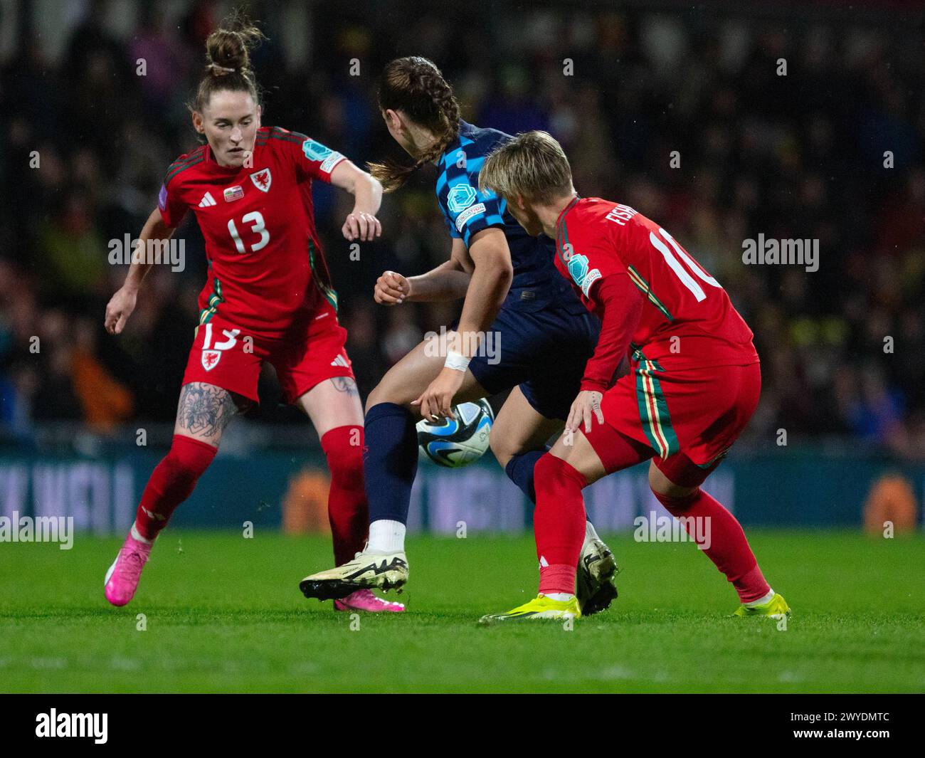 Stok Cae Ras Stadium, UK. 5th Apr, 2024. Rachel Rowe (13) Midfielder ...