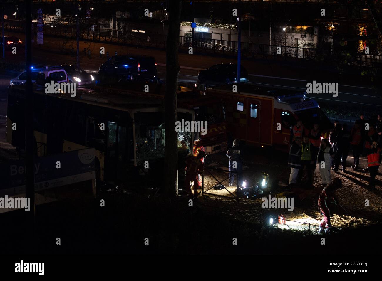 Major traffic accident involving an RATP bus on the Quai de Bercy ...