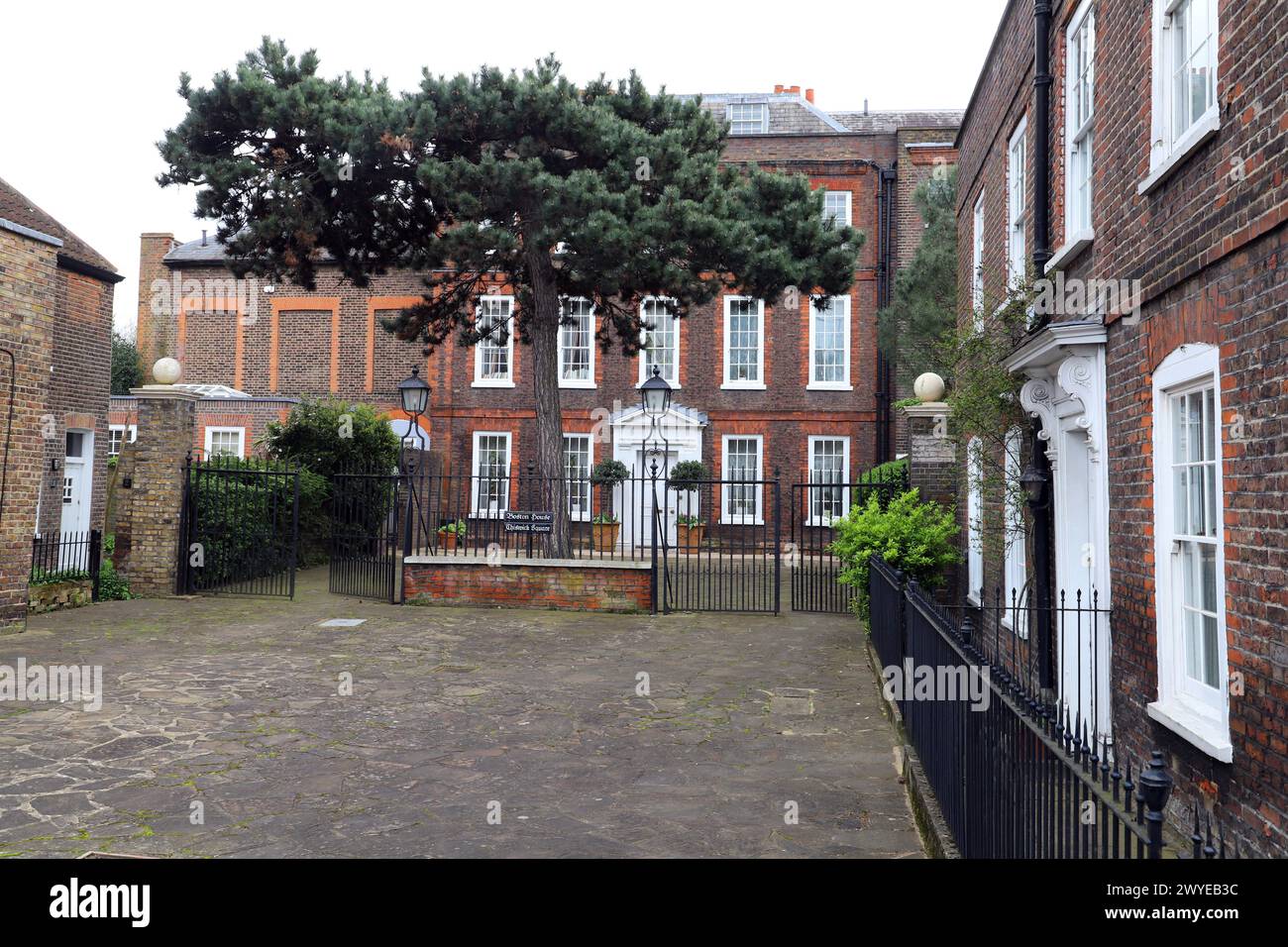 Chiswick square hi-res stock photography and images - Alamy