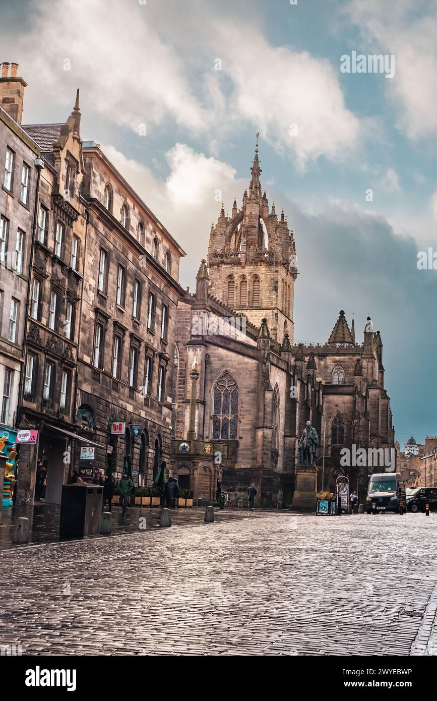Edinburgh, Scotland - January 22nd, 2024: buildings along the cobbled ...