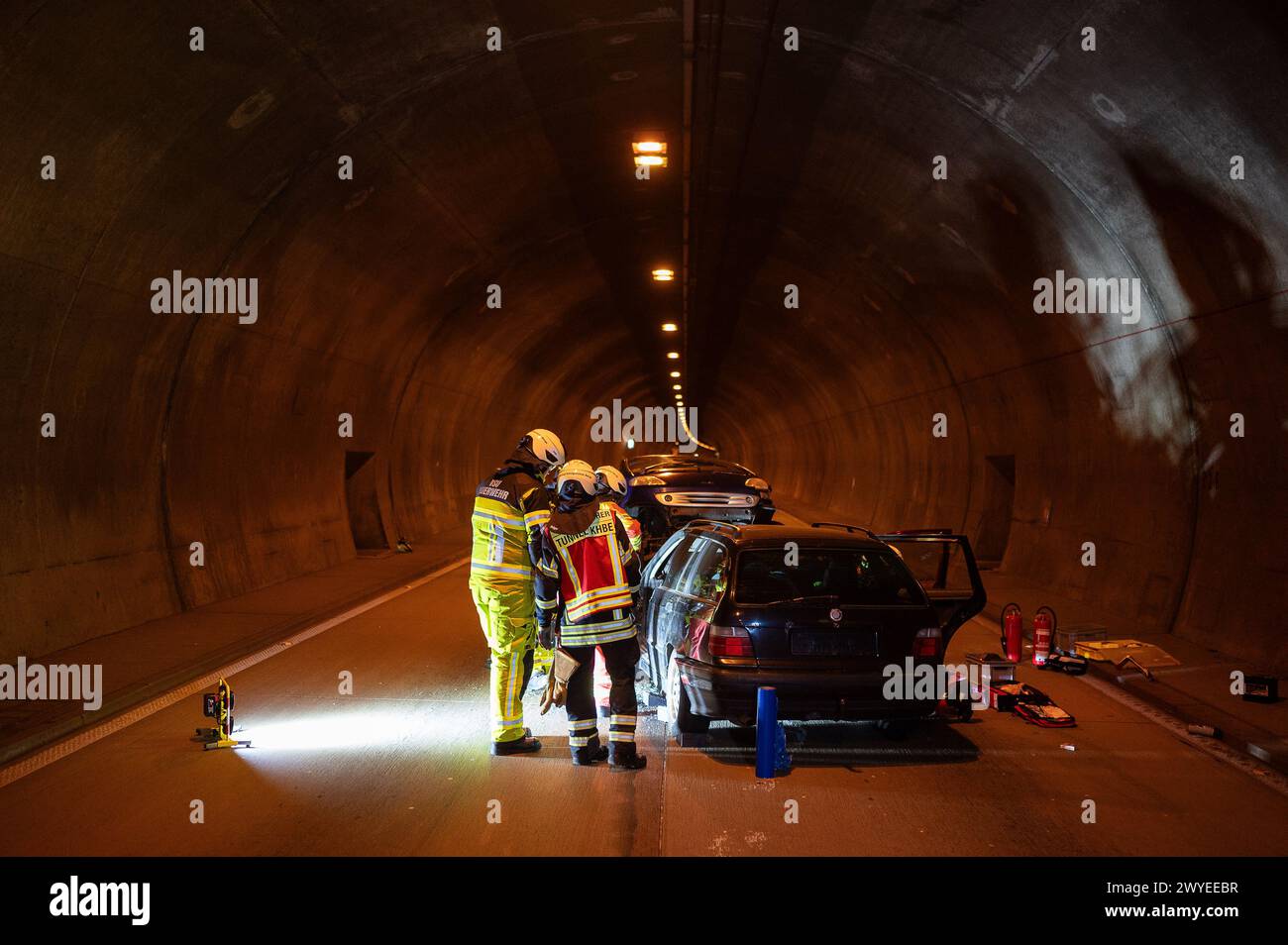 Kodersdorf, Germany. 06th Apr, 2024. Firefighters train to rescue ...