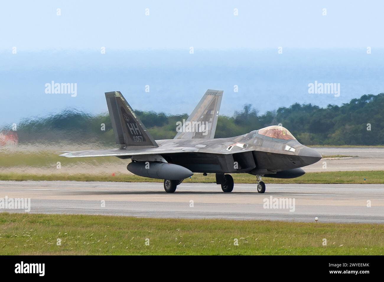 A U.S. Air Force F-22A Raptor, operated by the 199th and 19th Fighter ...