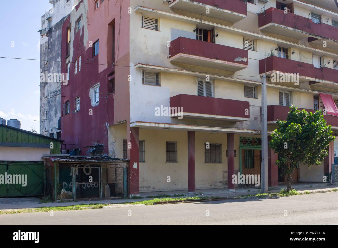 Apartment building garage hi-res stock photography and images - Alamy