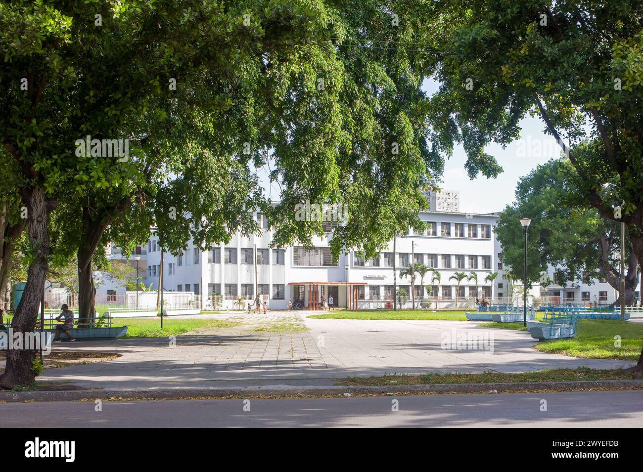 Empty square and building hi-res stock photography and images - Alamy