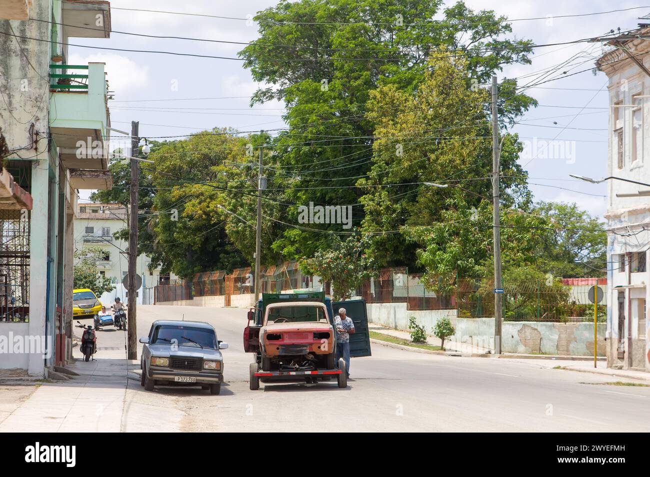 Transportation of a Lada car body in Havana, Cuba Stock Photo - Alamy