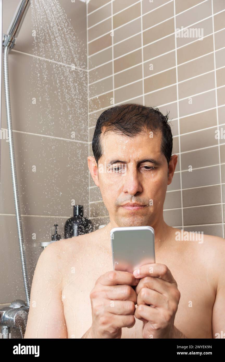 Man in bath with phone hi-res stock photography and images - Alamy