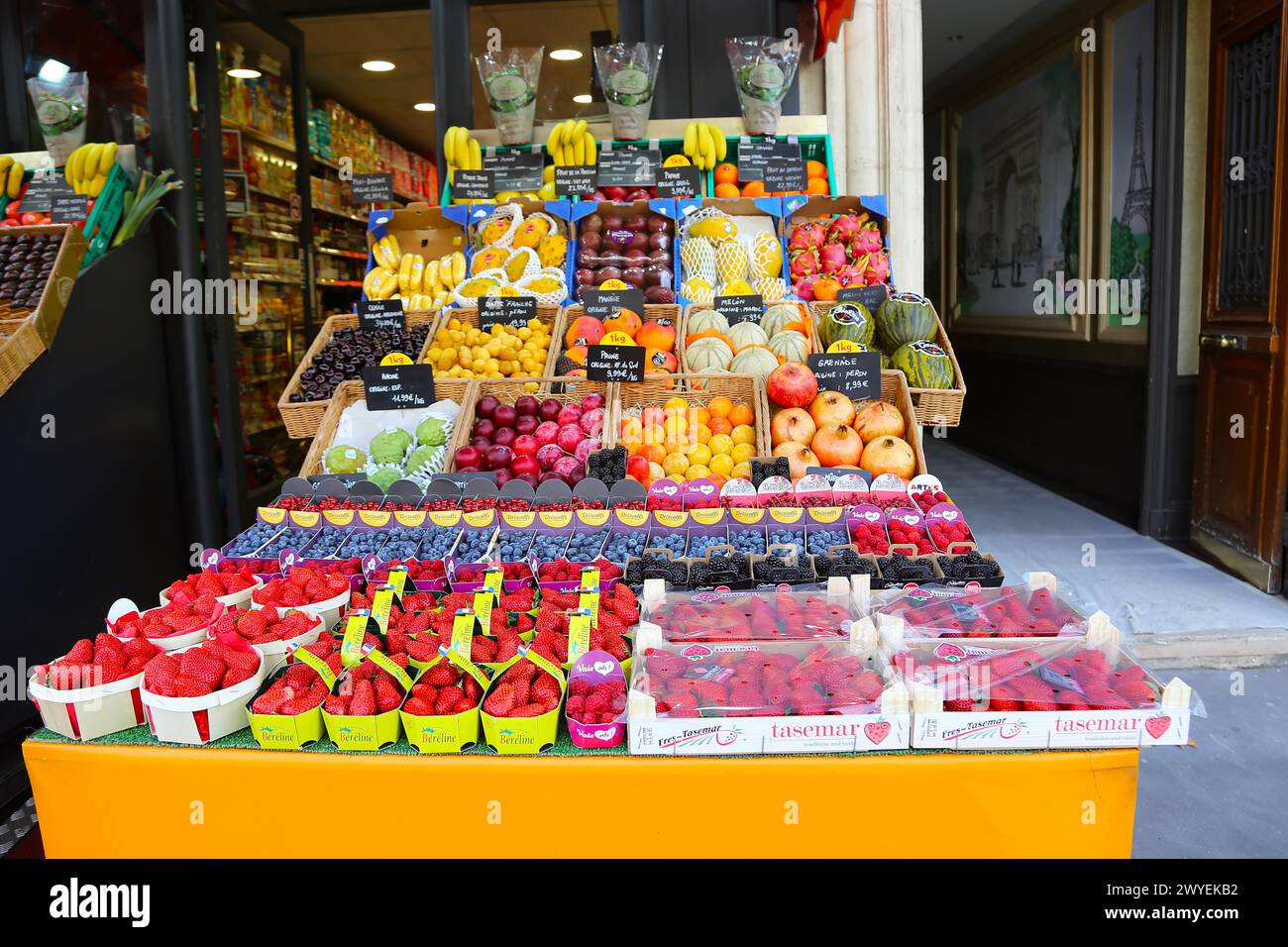 Market with vegetables and fruit hi-res stock photography and images ...
