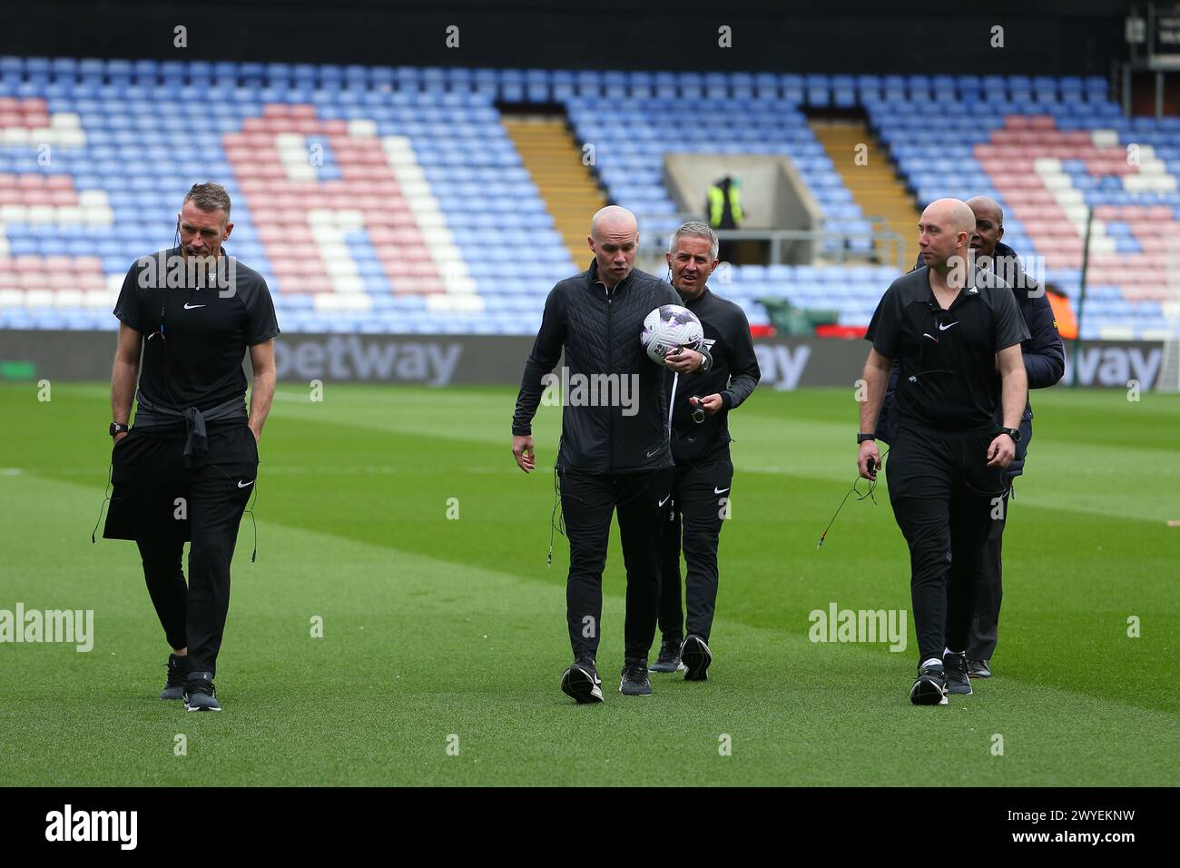 Assistant referee scott ledger hi-res stock photography and images - Alamy
