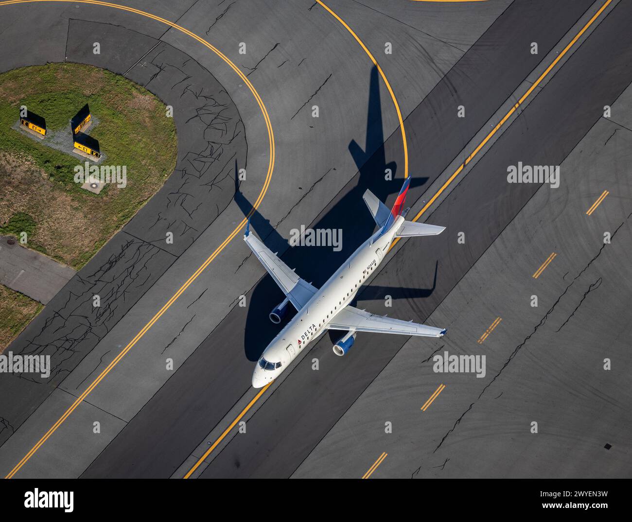 Delta flight taxiing logan airport hi-res stock photography and images ...