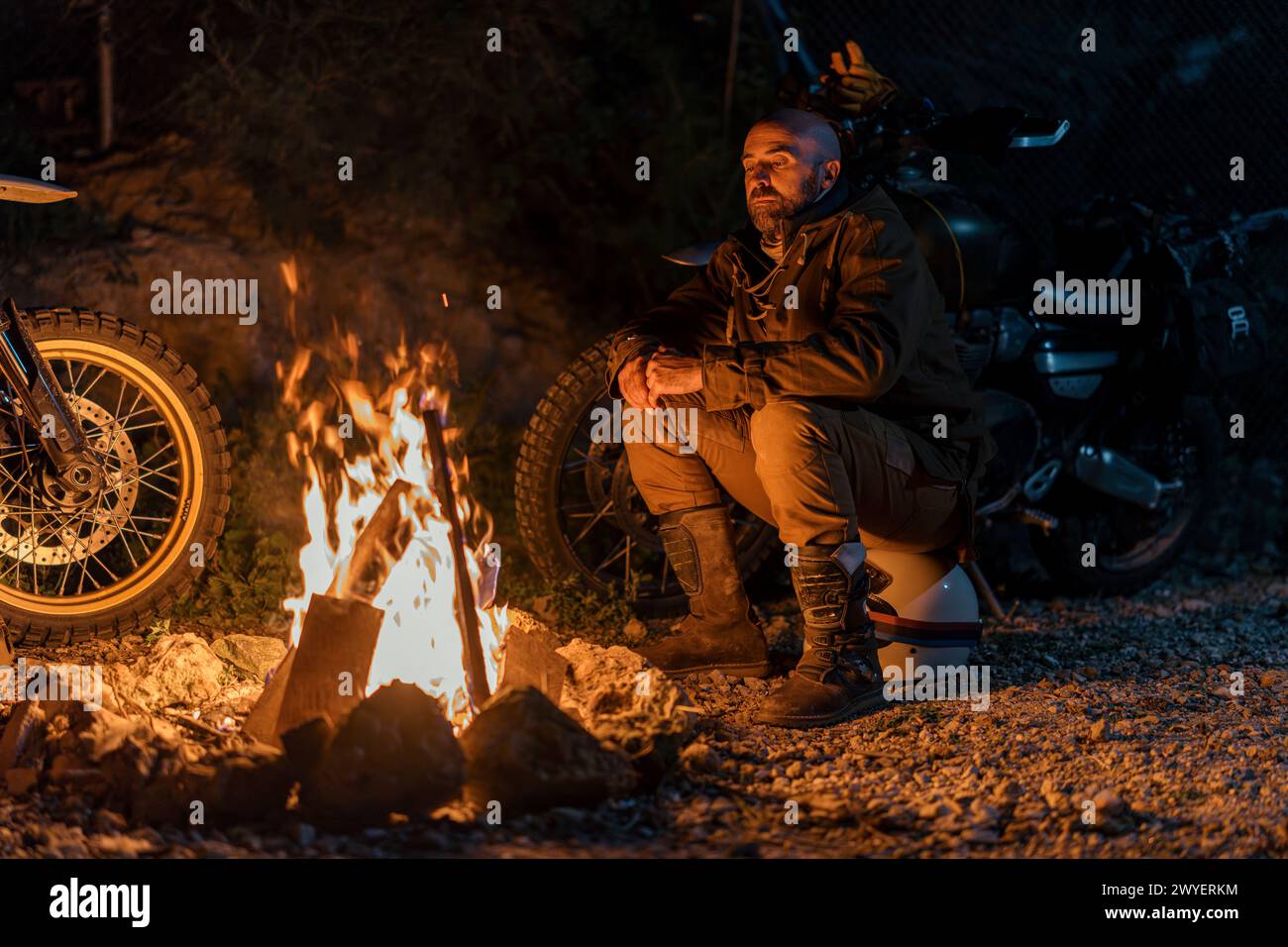 Man campfire hi-res stock photography and images - Alamy