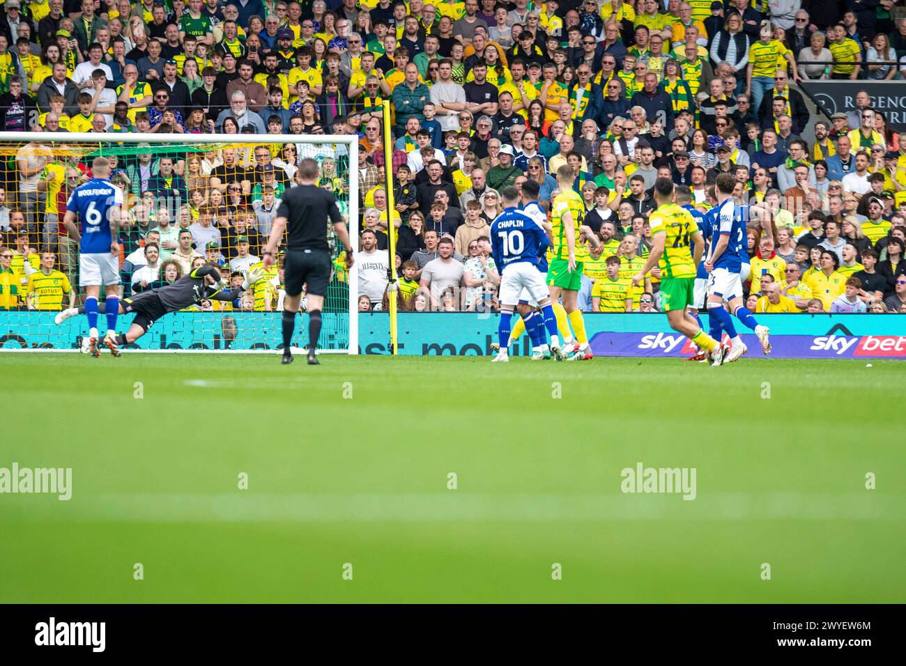 Marcelino Nunez of Norwich City scores to make it 1-0 during the Sky ...