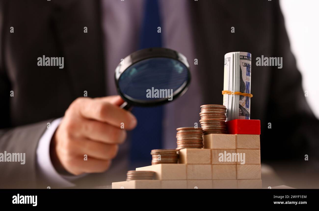 Hand businessman in suit hold quarter Stock Photo - Alamy