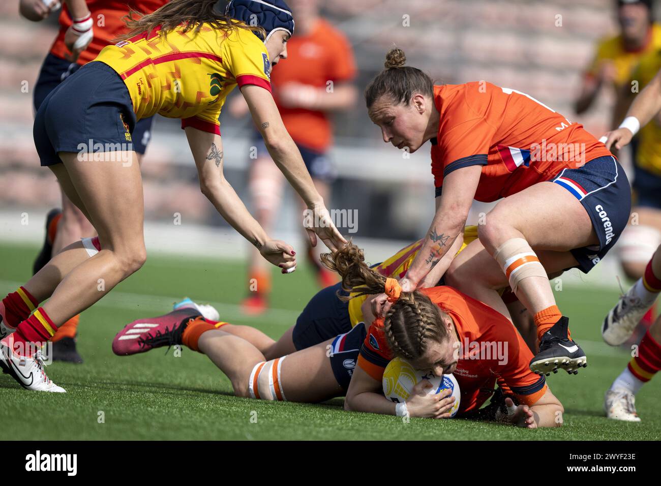 AMSTERDAM - Rugby star Isa Prins (M) and Pien Selbeck of the Dutch team ...