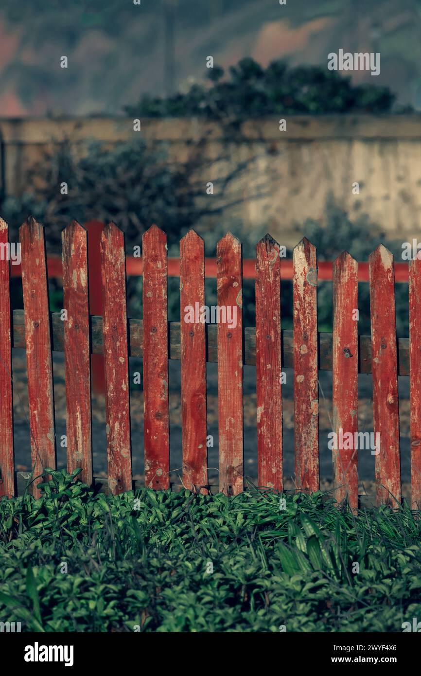 Cottage garden wooden fence hi-res stock photography and images - Alamy