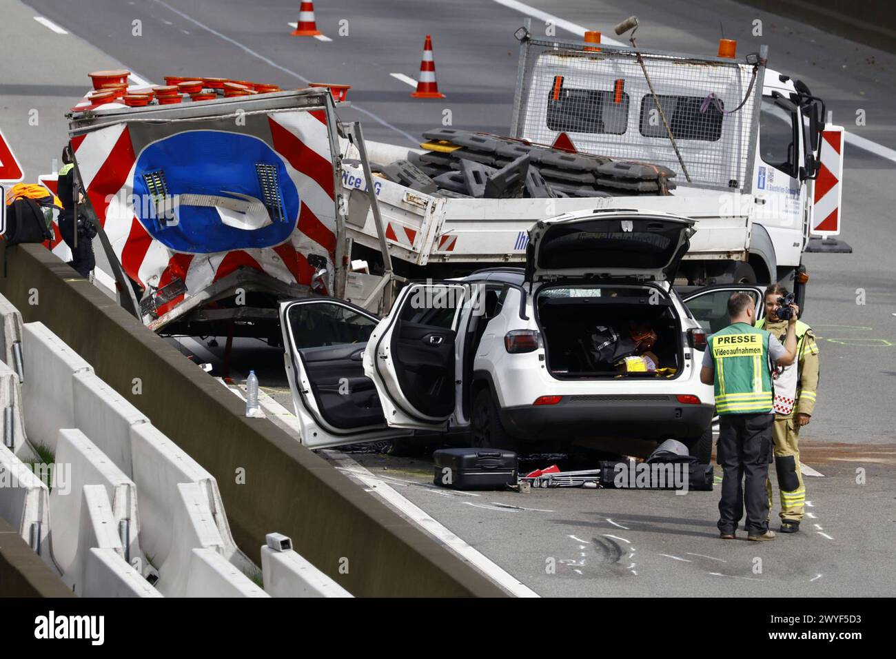 Wallenhorst, Deutschland 06. April 2024: VU schwer - - - A1 RF HB 218.0 ...