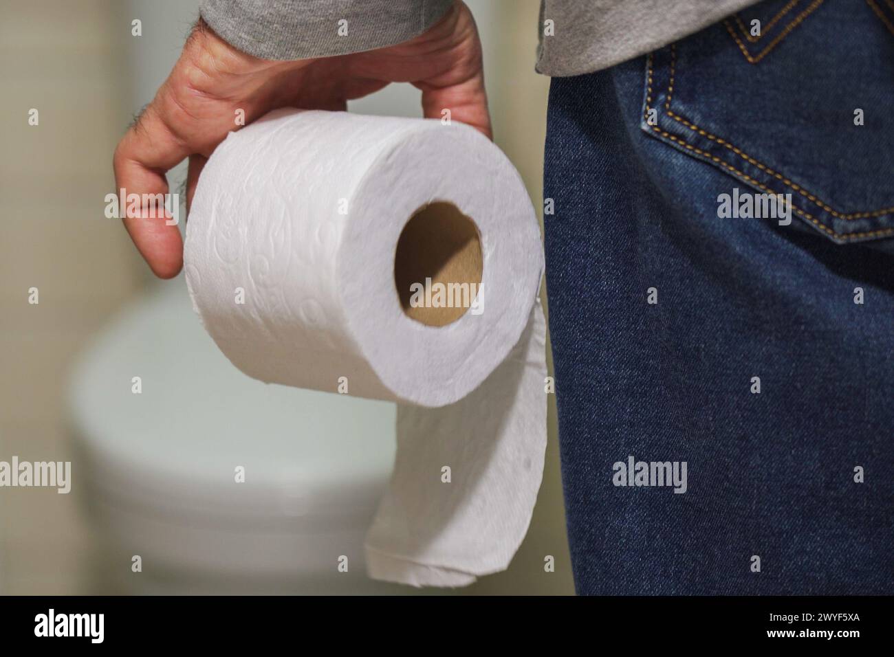 Man hand holding roll toilet hi-res stock photography and images - Alamy
