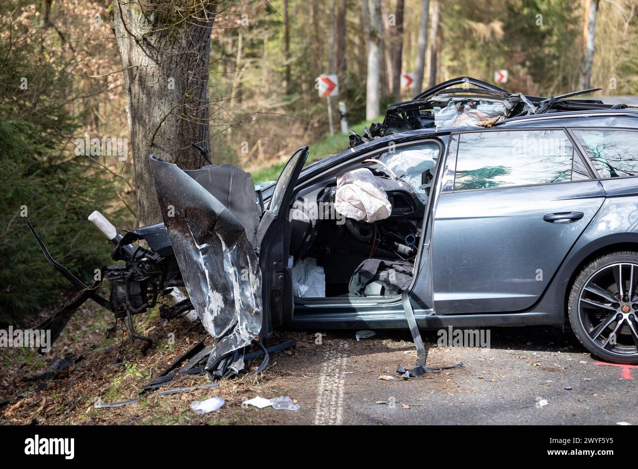 06 April 2024, Thuringia, Gräfinau-Angstedt: A wrecked car stands at ...
