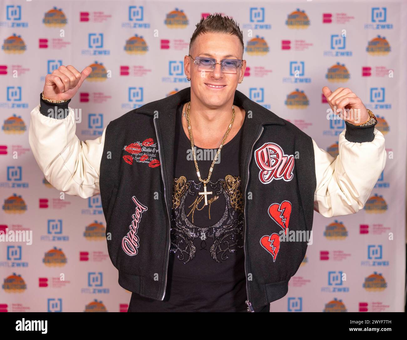 Reality television participant hi-res stock photography and images - Alamy