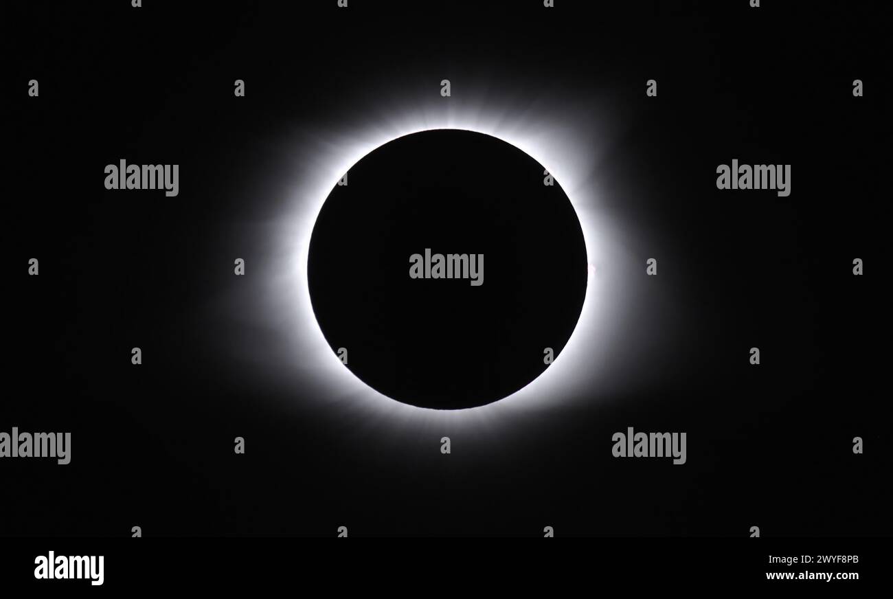 Solar eclipse black circle totality hi-res stock photography and images ...