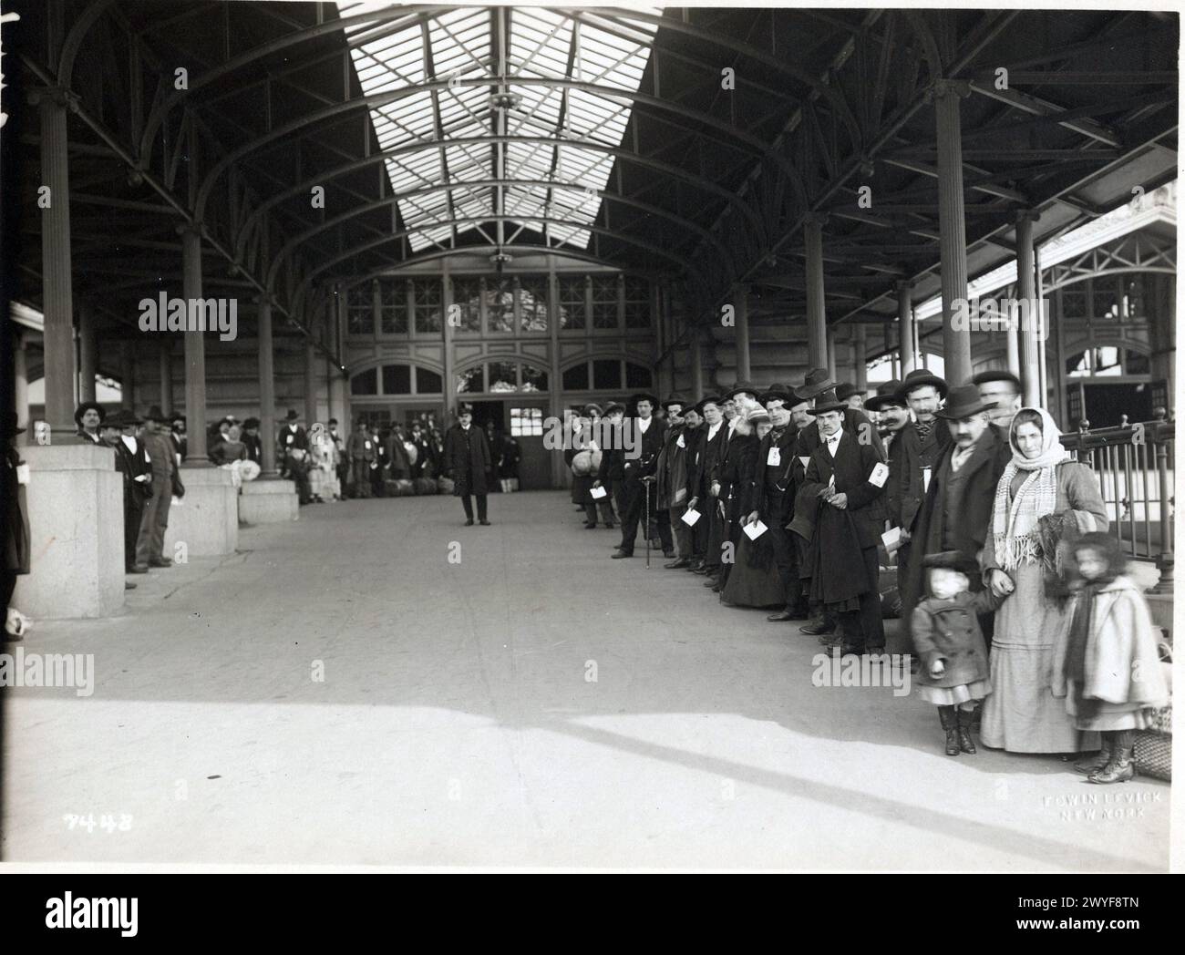 Ellis island immigrants 1900s hi-res stock photography and images - Alamy