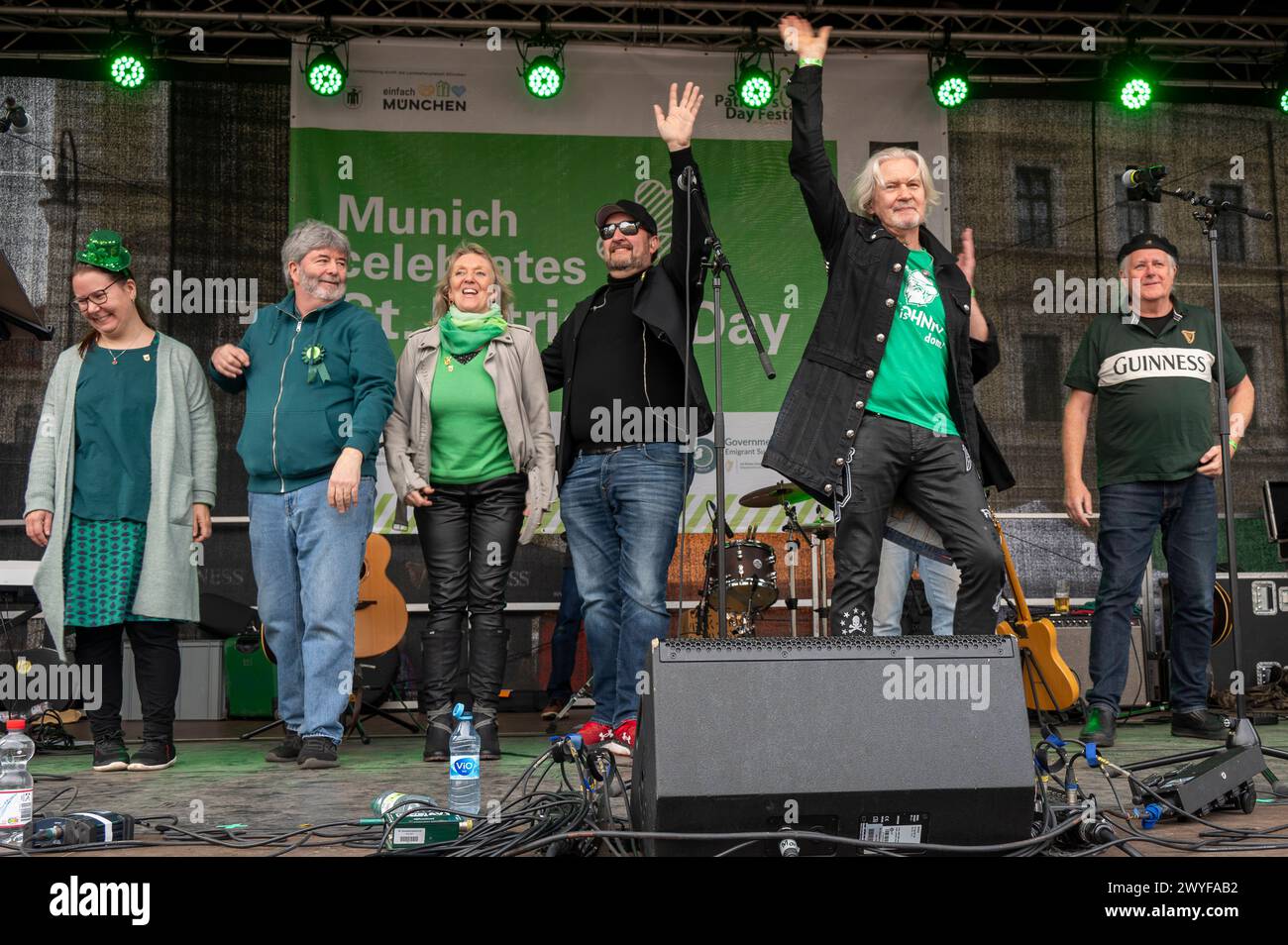 Muenchen, St. Patricks Day, Johnny Logan begleitet mit der Paul Daly ...