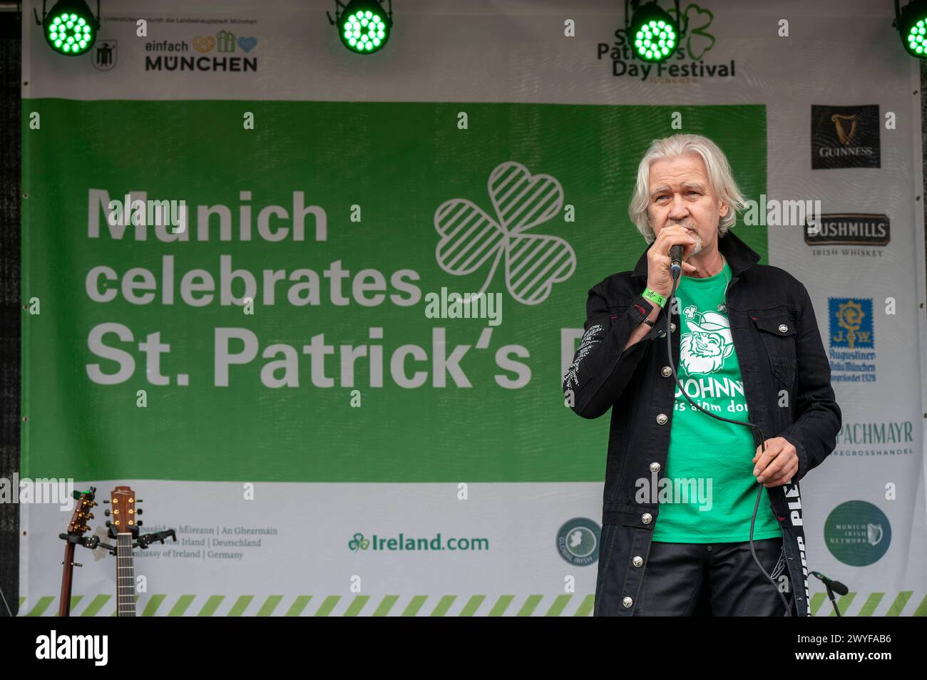 Muenchen, St. Patricks Day, Johnny Logan begleitet mit der Paul Daly ...