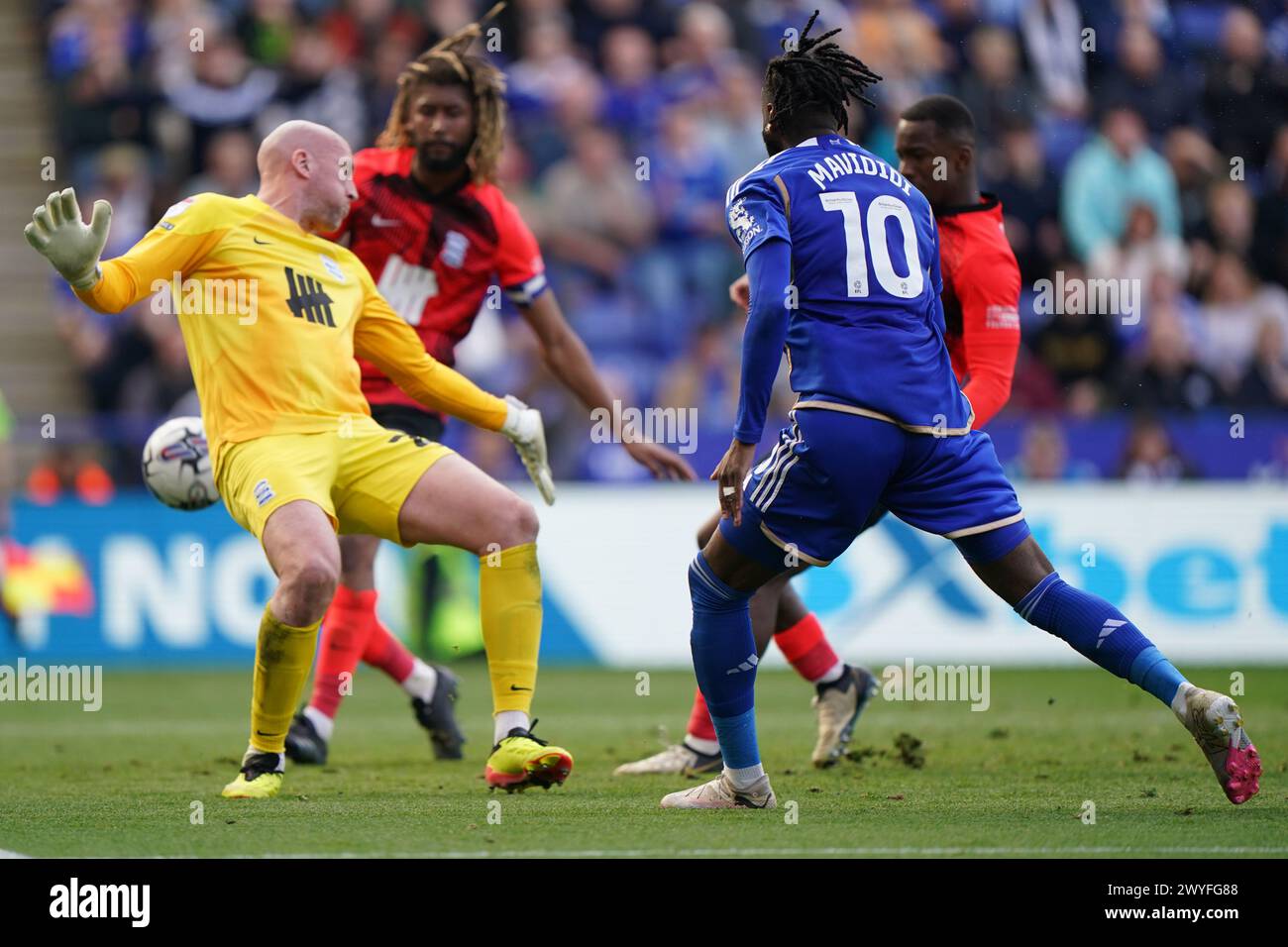 Leicester City's Stephy Mavididi (right) scores their side's second ...