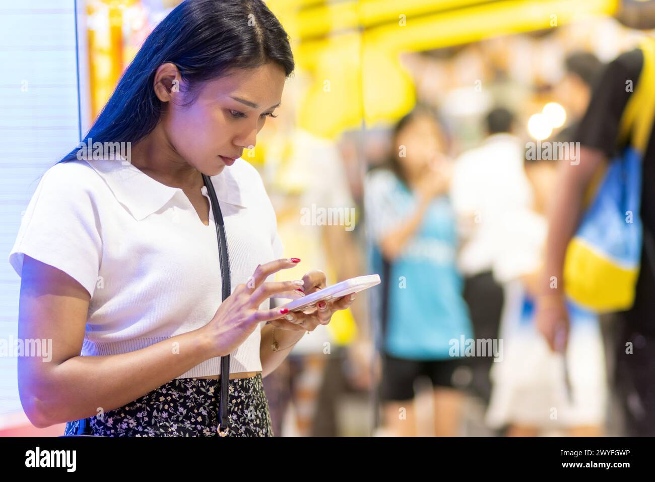Woman smartphone crowd hi-res stock photography and images - Alamy