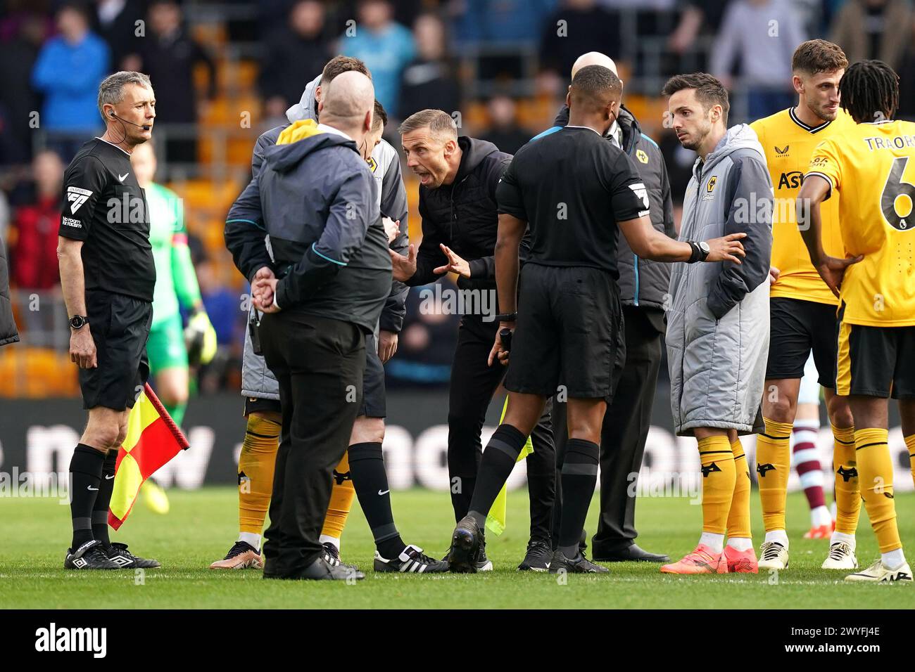 Wolverhampton Wanderers manager Gary O'Neil speaks to referee Tony ...