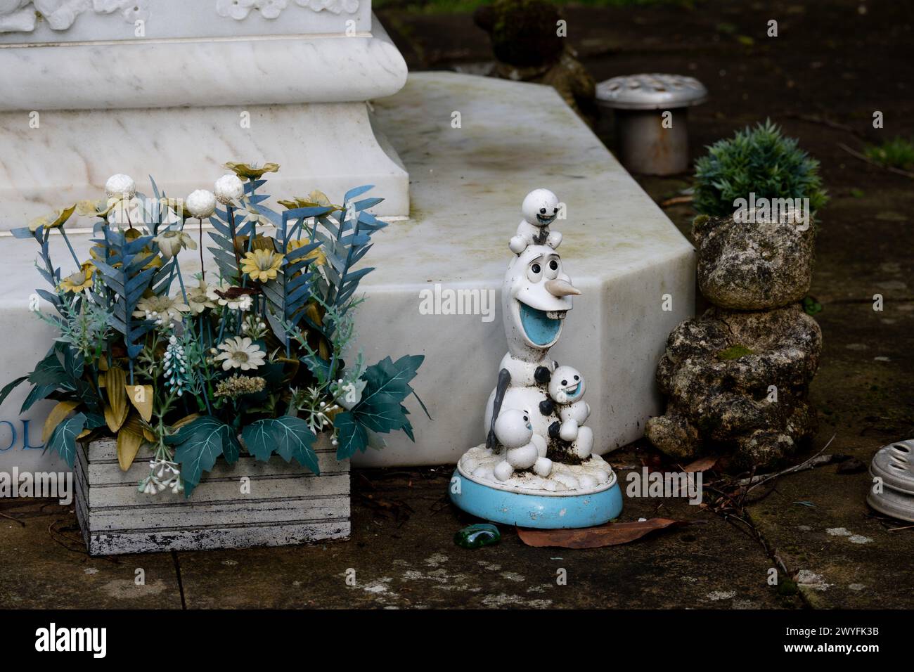 Children’s memorial detail, Widney Manor cemetery, Solihull, West ...