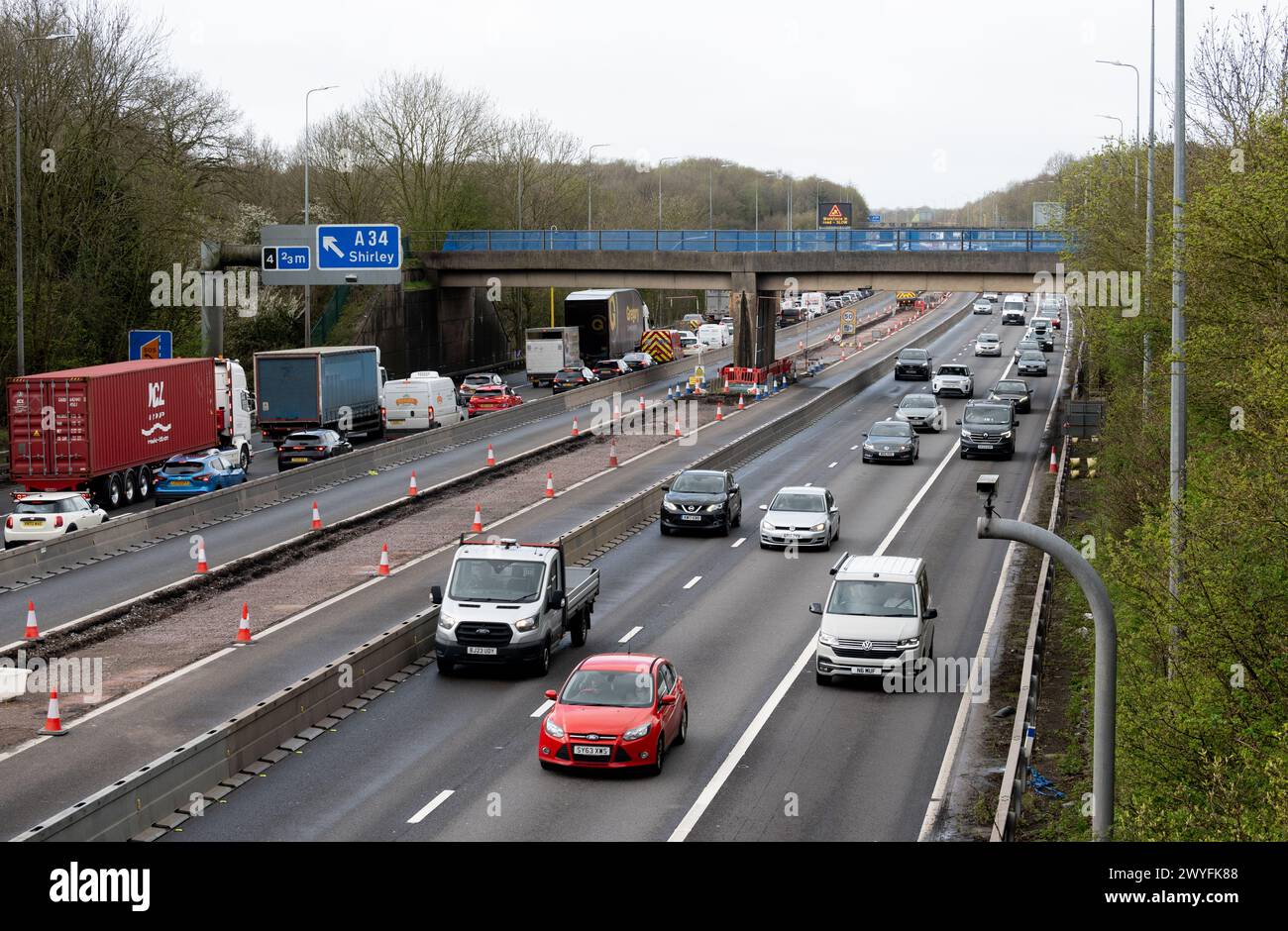 Central reservation motorway hi-res stock photography and images - Alamy