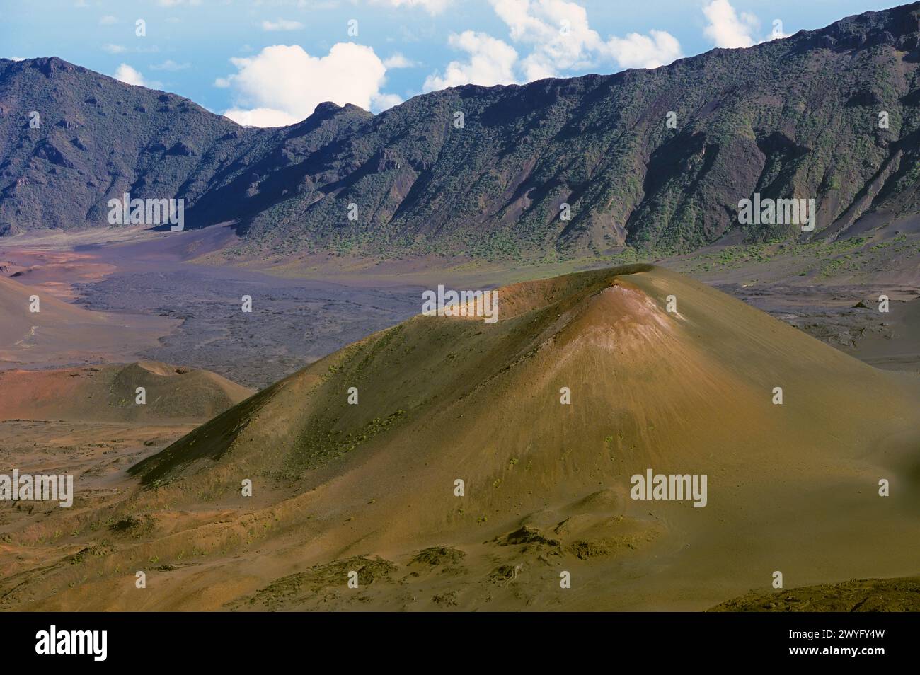 Maui, Hawaii, U.S.A. - Haleakala National Park, Haleakala crater, Pu'u ...