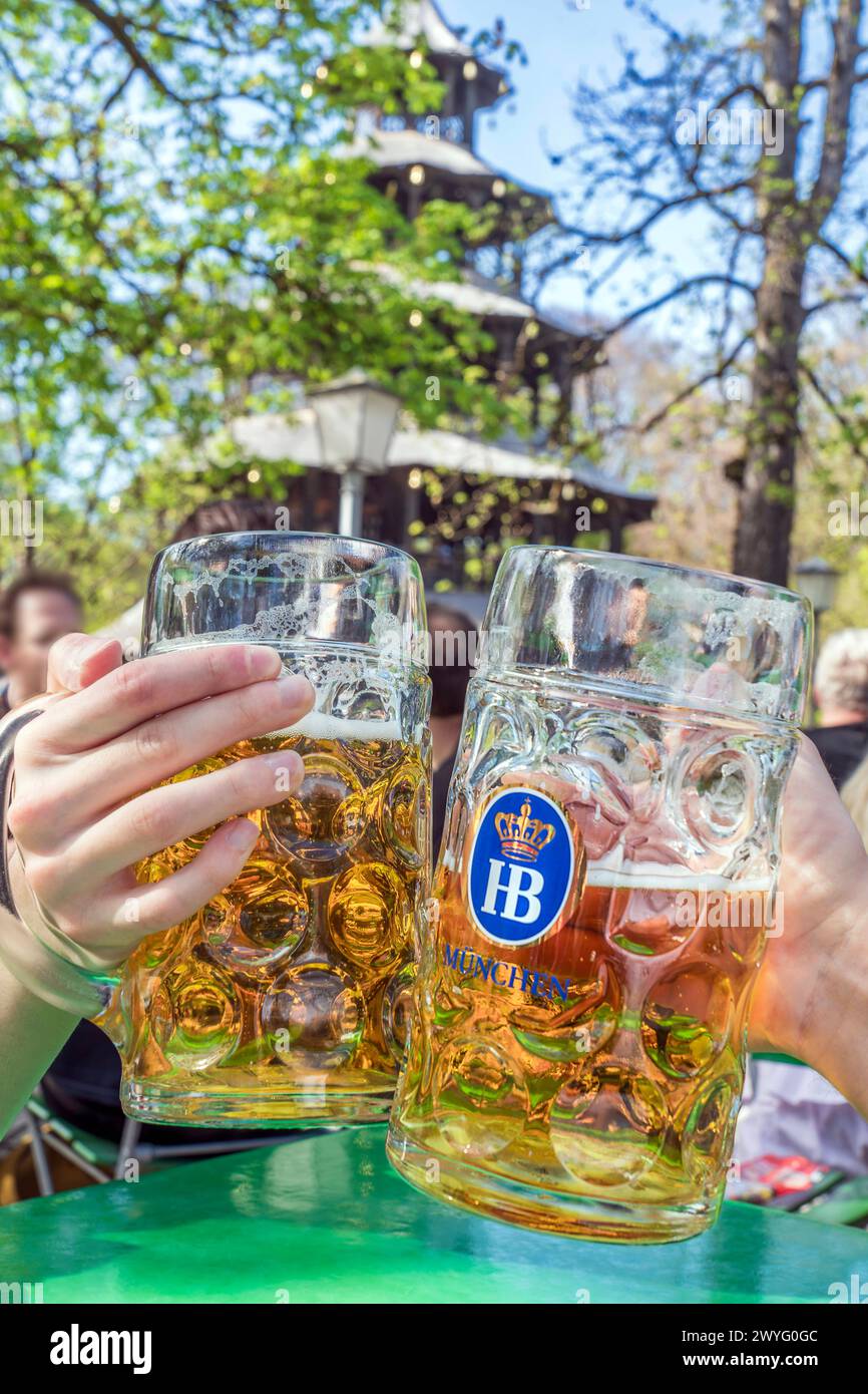 Anstoßen mit Maß Bier, Biergarten am Chinesischen Turm, München, April ...