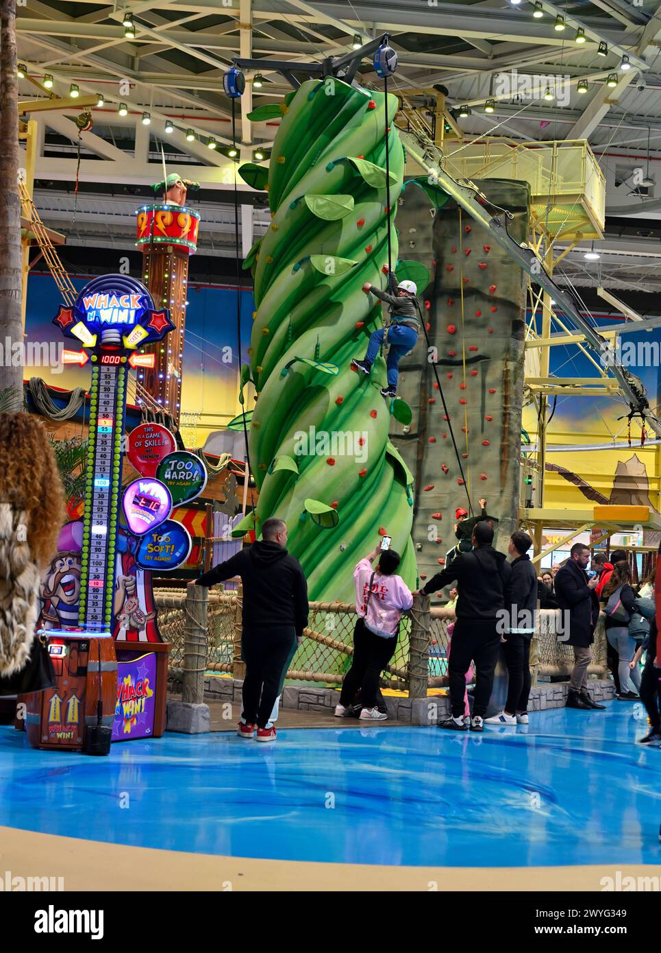 Children's climbing wall and other activities in Isla Tortuga amusement ...