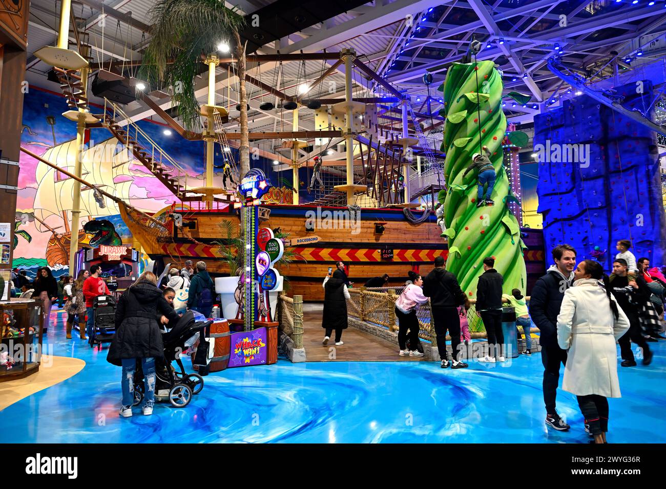 Children's climbing wall and other activities in Isla Tortuga amusement ...