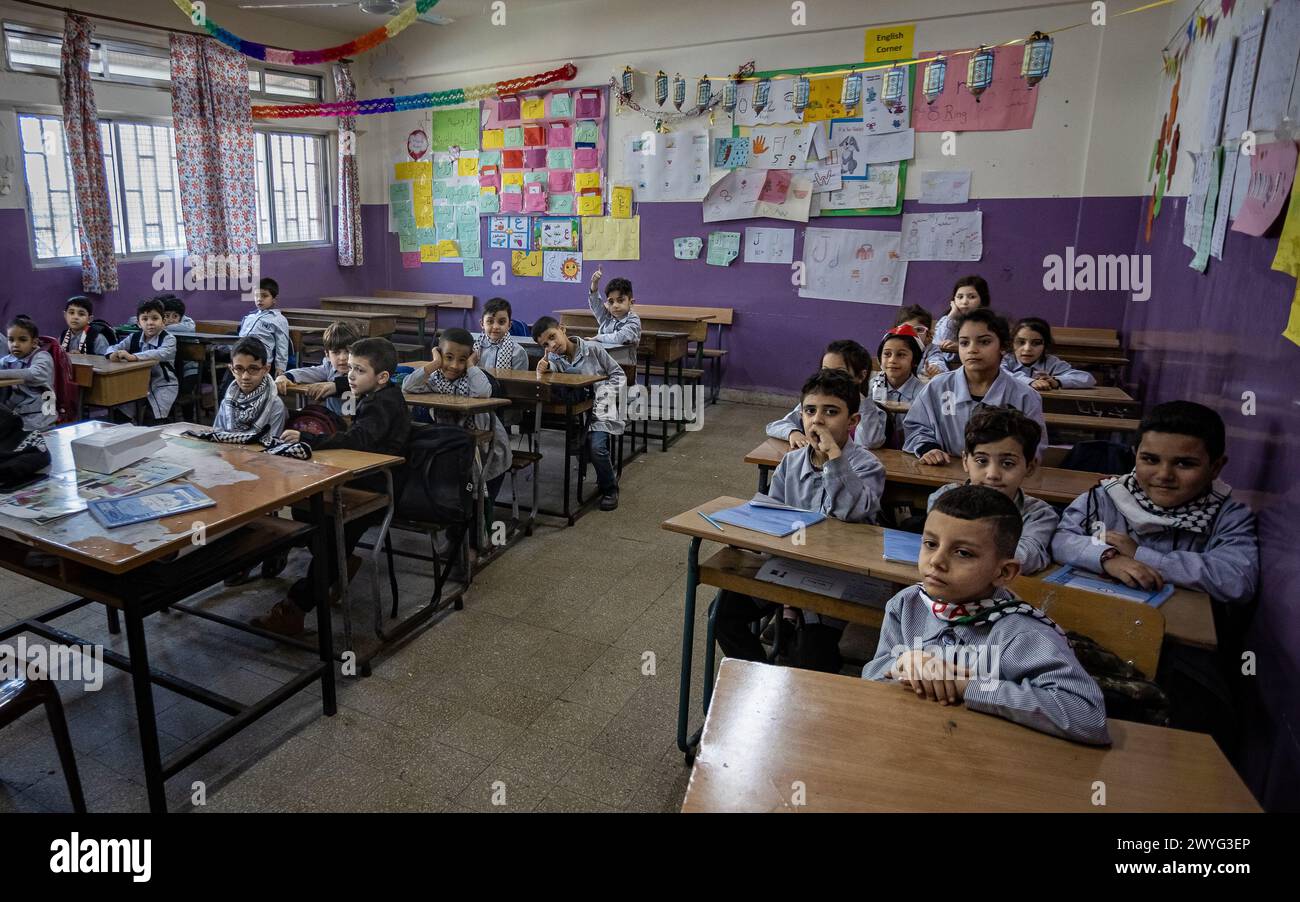Refugee classroom usa hi-res stock photography and images - Alamy