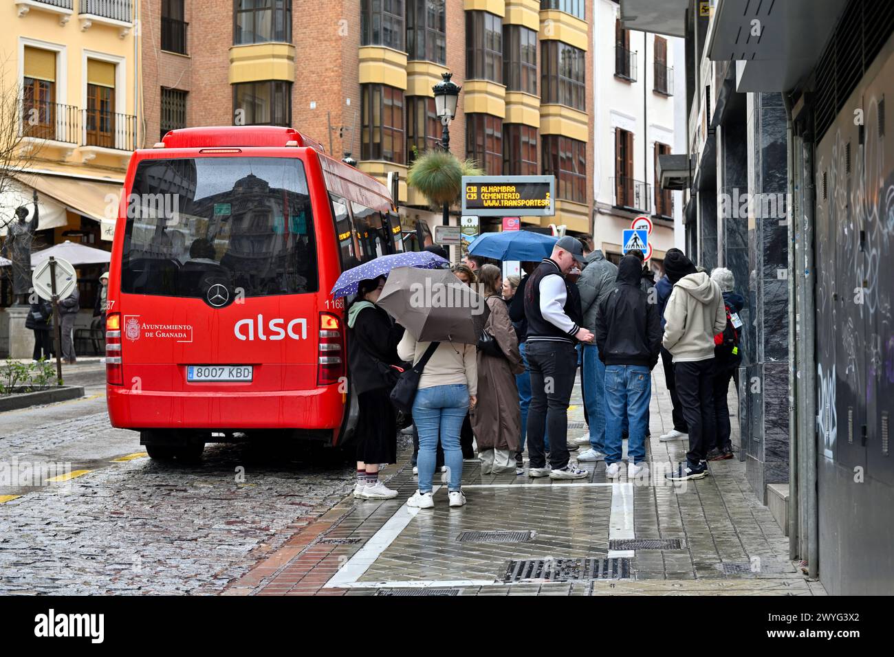 Bus stop rain hi-res stock photography and images - Alamy