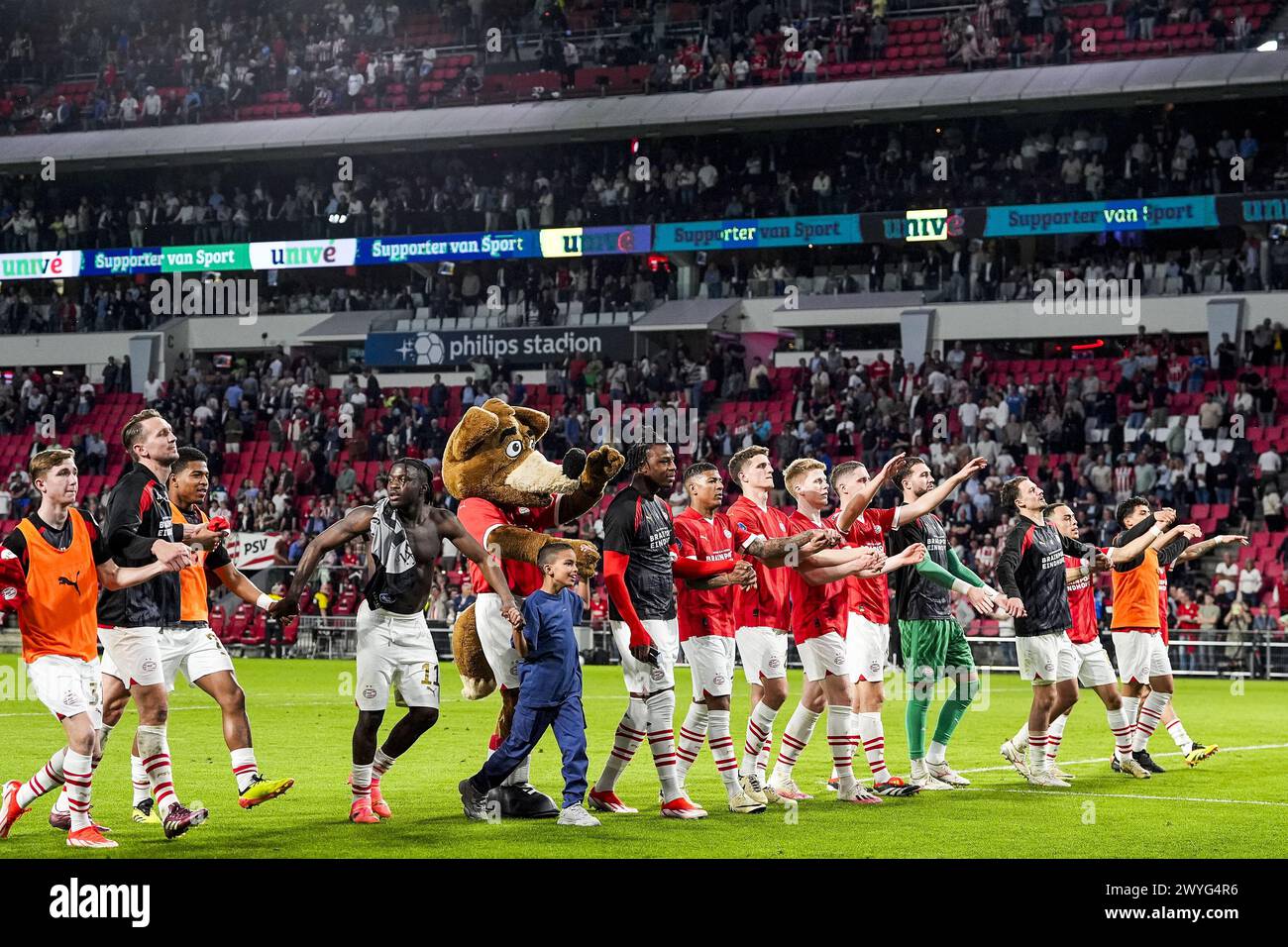 EINDHOVEN - PSV players celebrate the victory during the Dutch ...