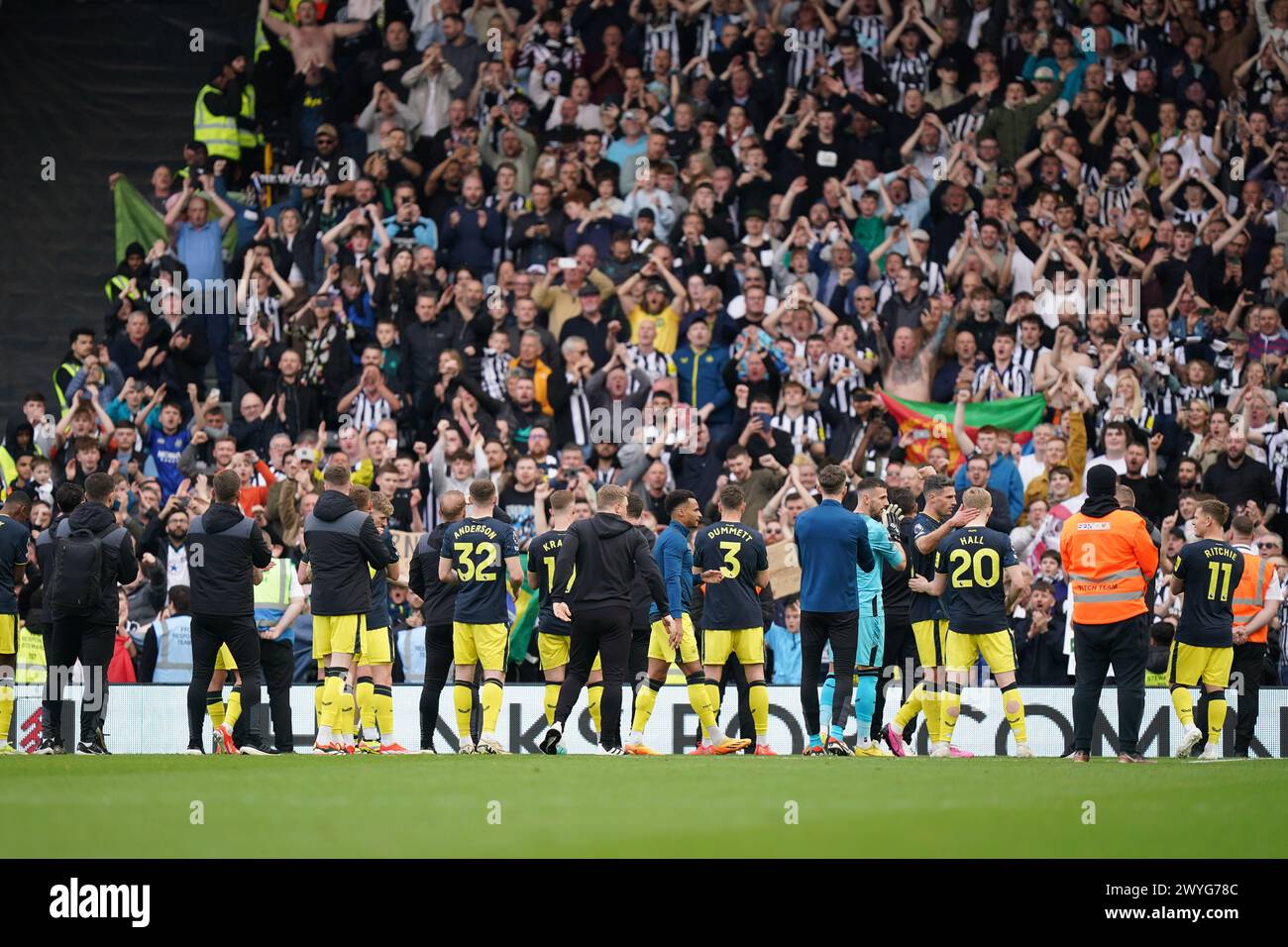 LONDON, ENGLAND - APRIL 6: The Newcastle players clapping the fans ...