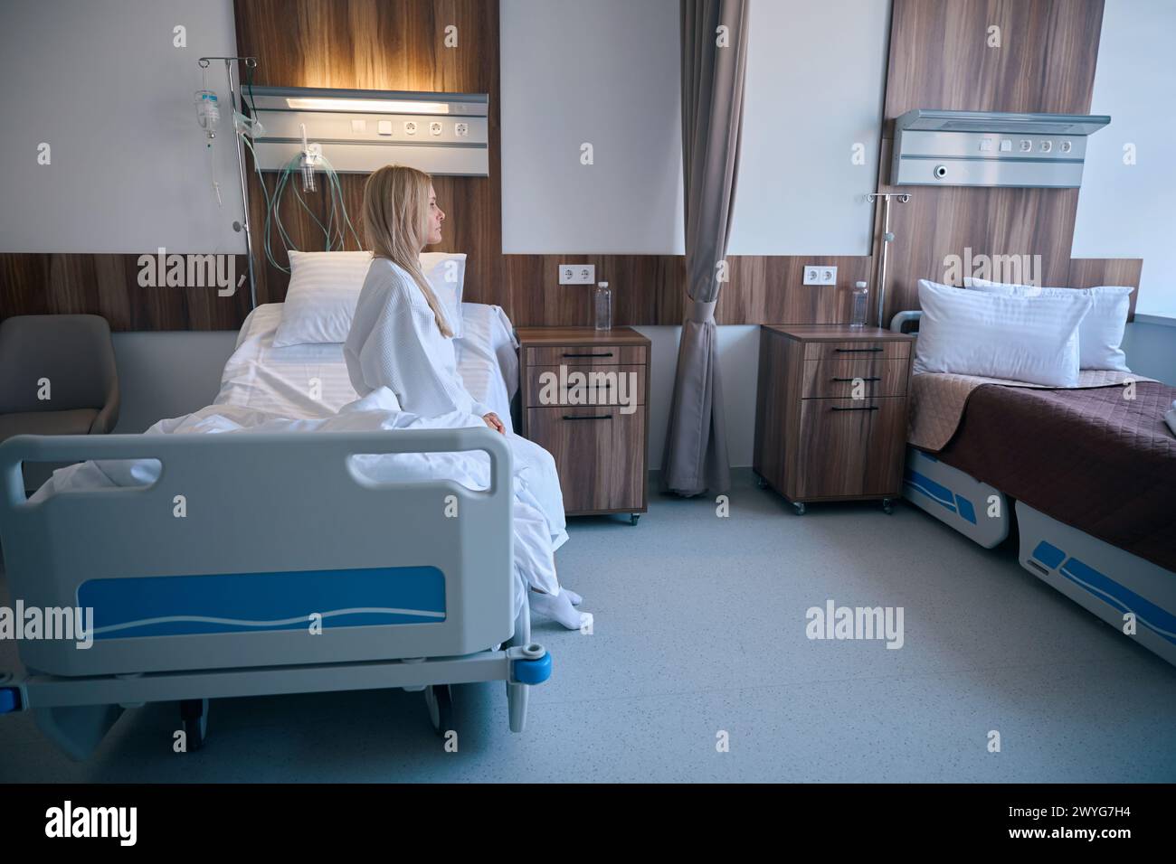Sit hospital bed sad hi-res stock photography and images - Alamy