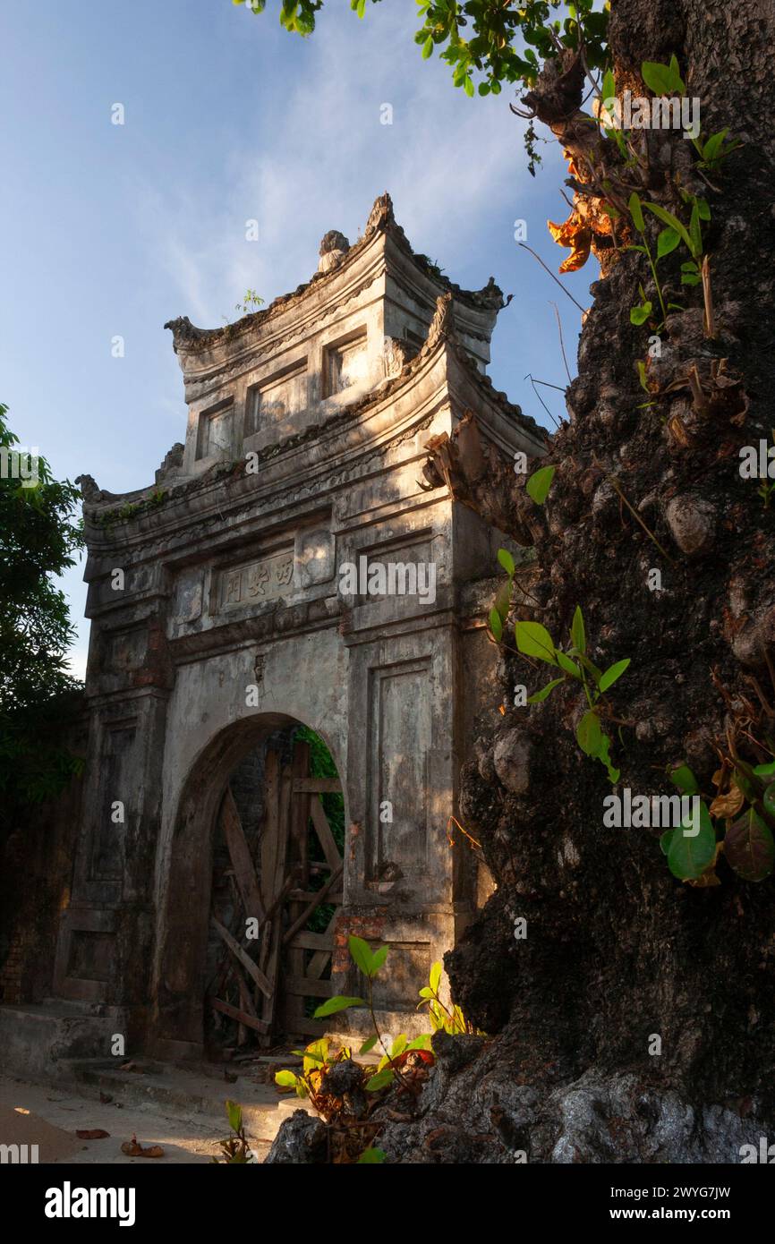 Old ruin of a gate in the Forbidden Purple city complex in Hue in ...